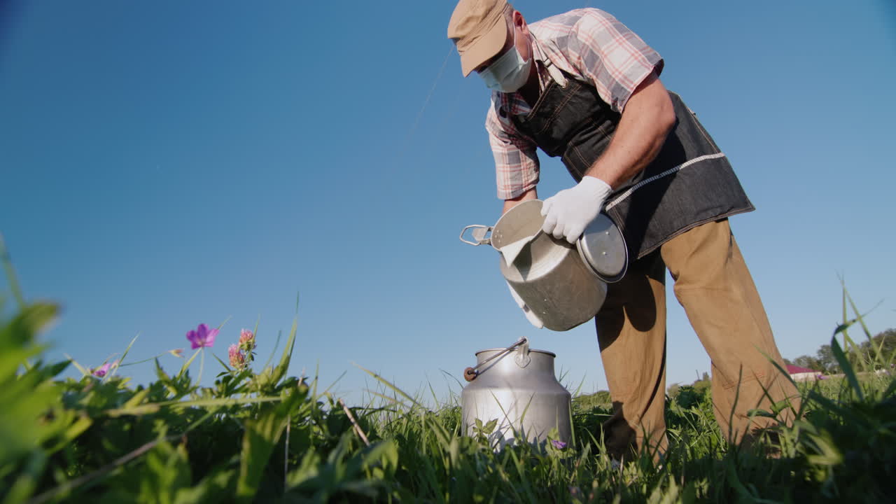 Vidéo de stock Premium - Un homme portant un masque de protection et ...