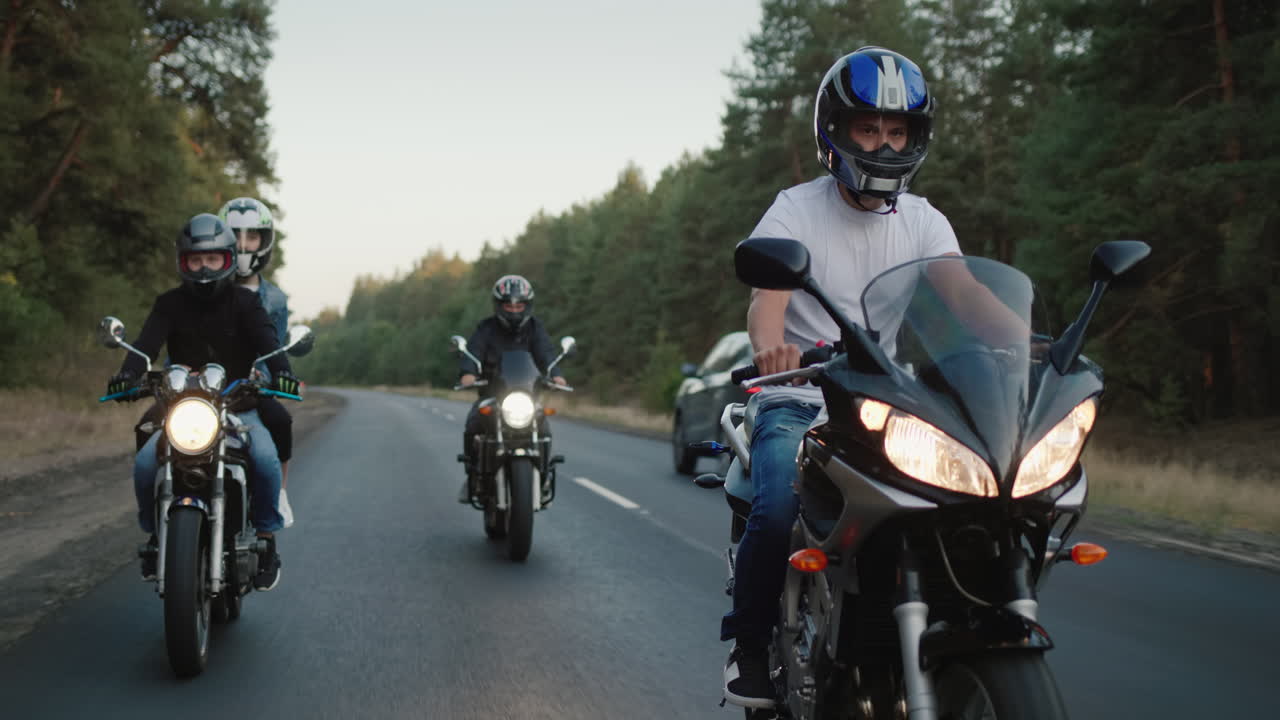 Vídeo de arquivo Premium - Jovens viajam em motocicletas em um lugar ...