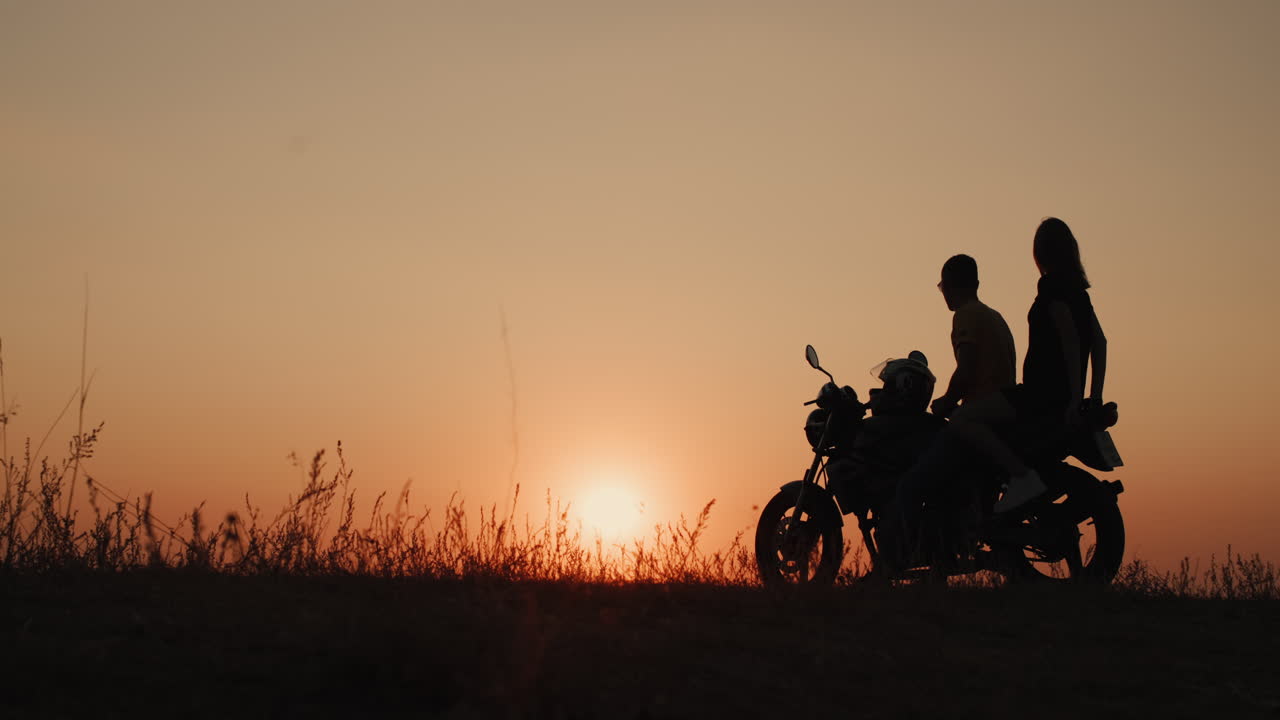 Vidéo de stock Premium - Un jeune couple romantique se tient près d'une ...
