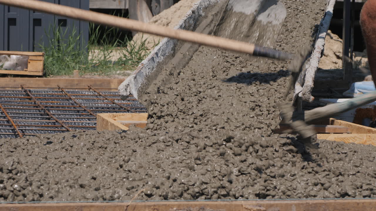 Vídeo de arquivo Premium - Betoneira entrega concreto para o canteiro ...