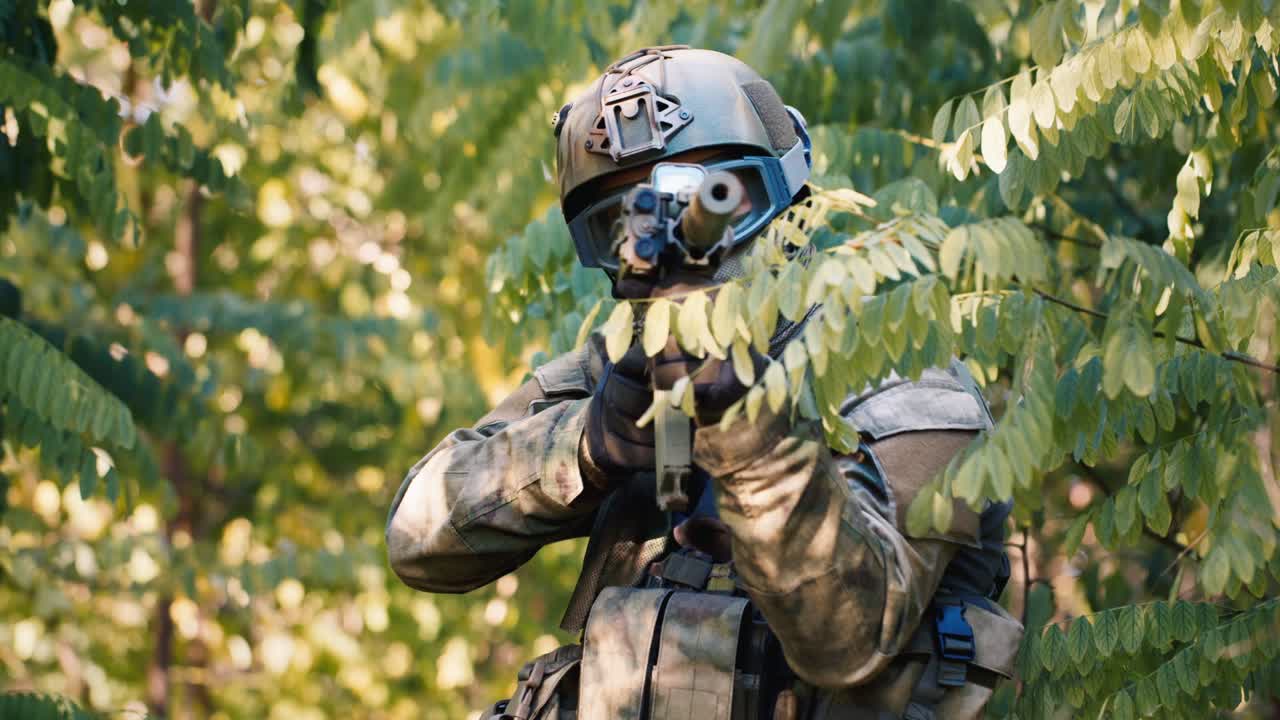 Vídeo Premium - Un jugador de airsoft se esconde en una espesura de ...