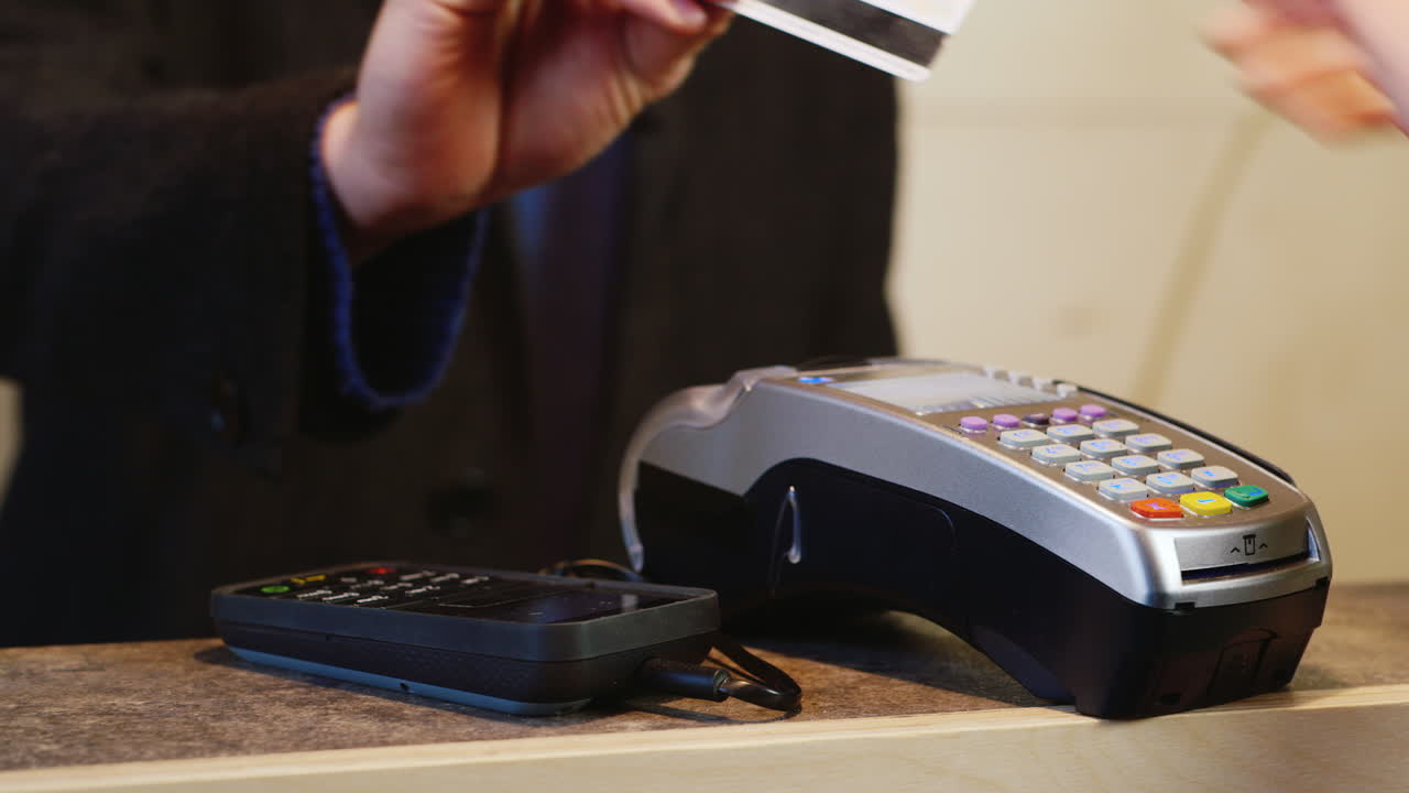 Vídeo Premium - El cliente paga la mercancía con tarjeta de crédito