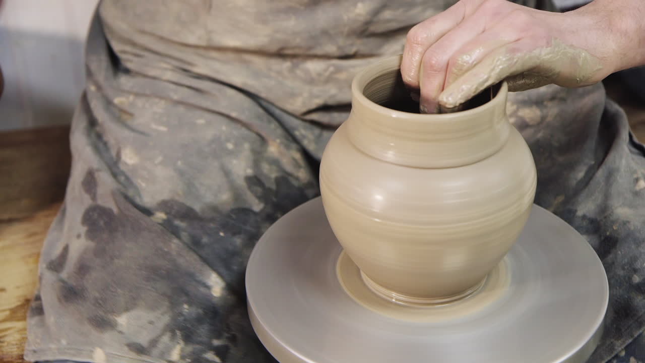 Vidéo de stock Premium - Les mains d'un potier fabriquent une cruche ...