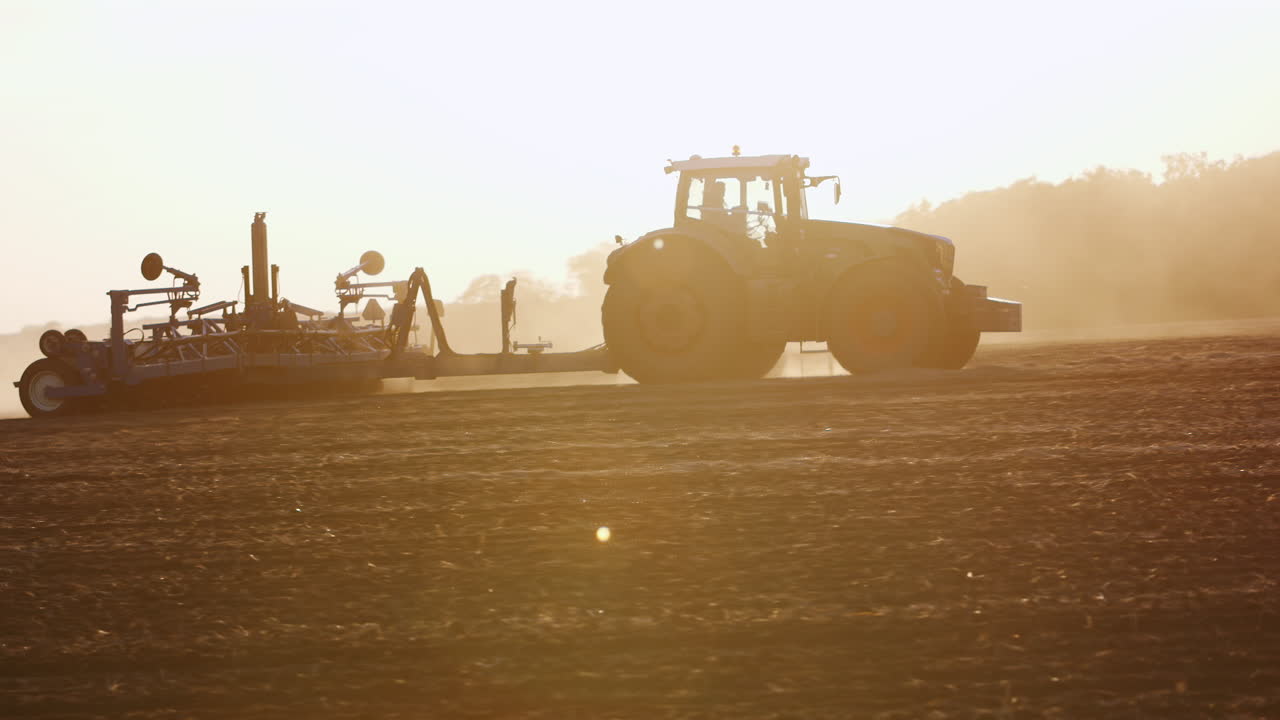 Vidéo de stock Premium - Le tracteur laboure le sol 8
