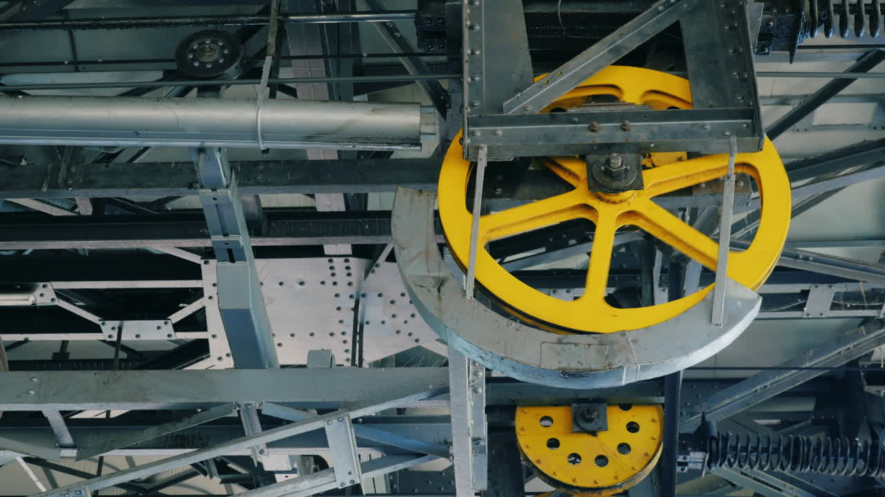 Vídeo Premium - Enormes ruedas del mecanismo interno de un funicular 1