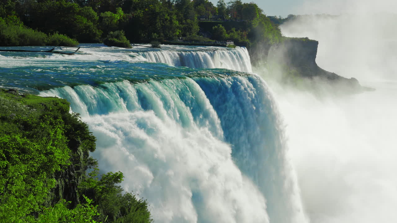 Vídeo Premium - Una poderosa corriente de agua se descompone: una vista ...