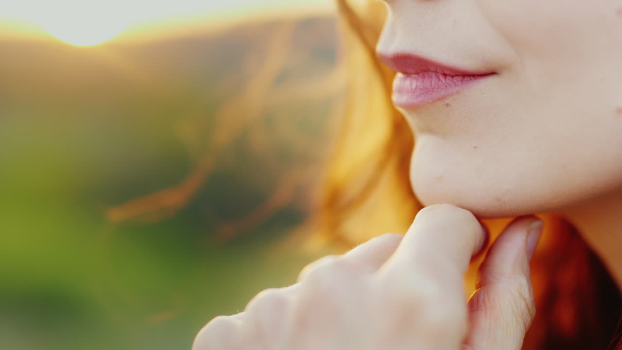 Vidéo de stock Premium - Une femme pensive se tient au coucher du ...