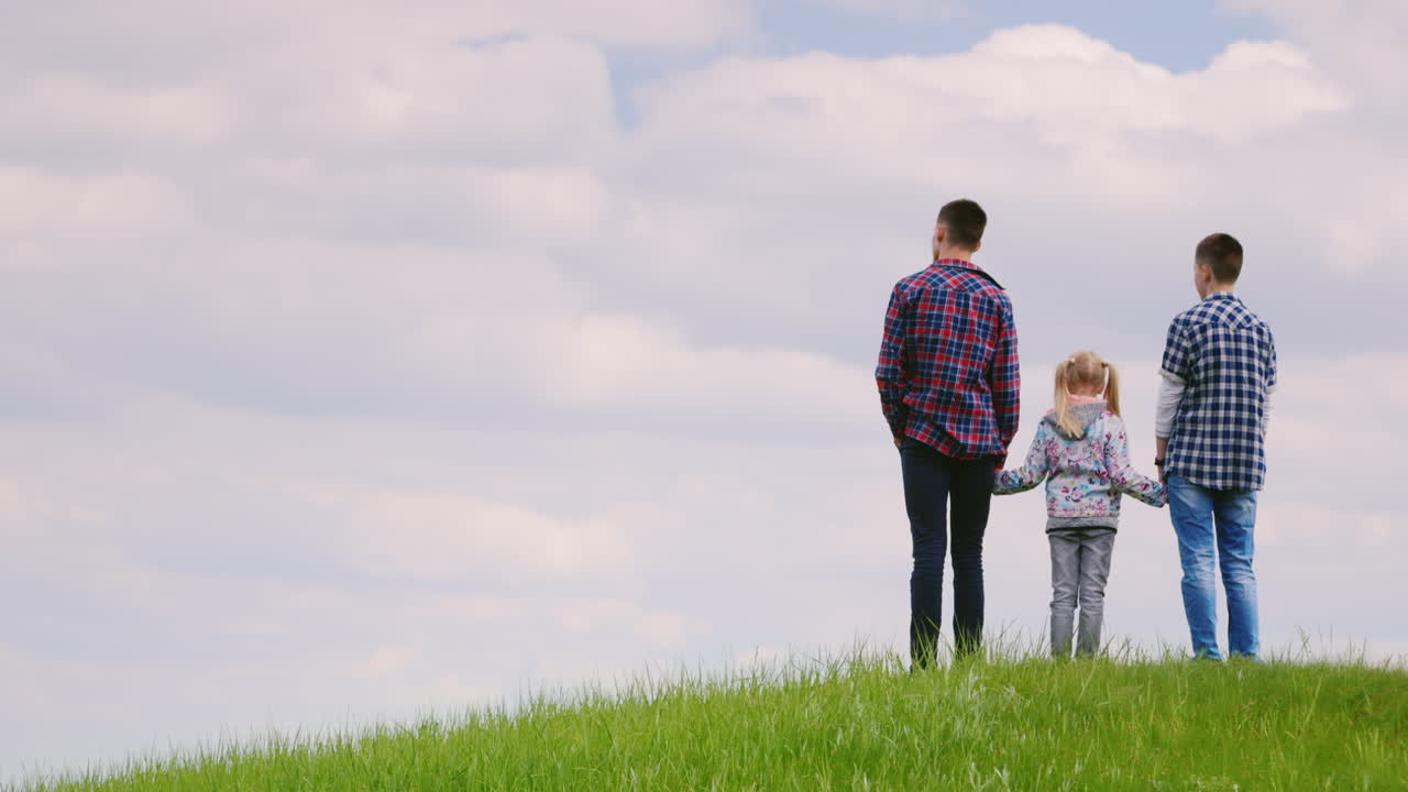 Vídeo Premium - Tres niños, dos adolescentes y una niña de 6 años ...