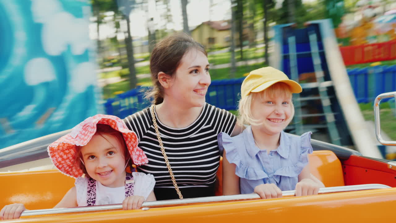 Vidéo de stock Premium - Heureuse jeune mère avec deux filles à cheval ...