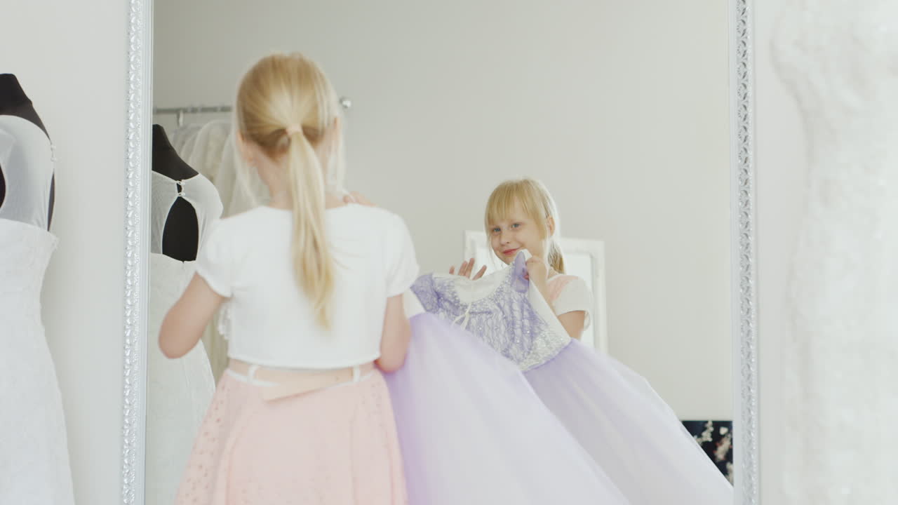 Vídeo de arquivo Premium - Menina de 7 anos experimentando vestido ...
