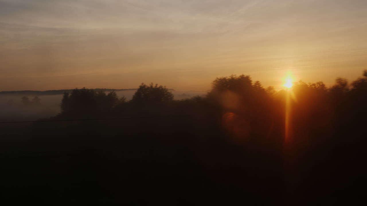 Vídeo Premium - El sol naciente desde la ventana de un tren o automóvil ...