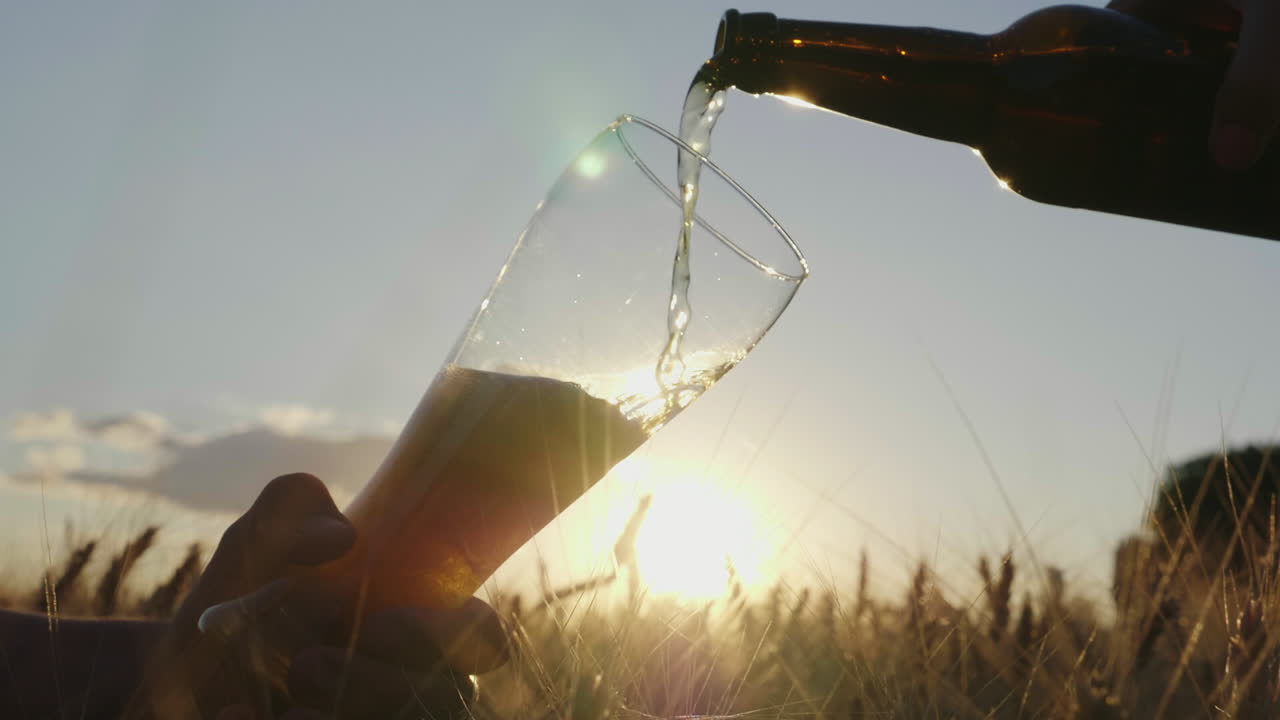 Vídeo Premium - Vierta la cerveza fría en el vaso de la botella.
