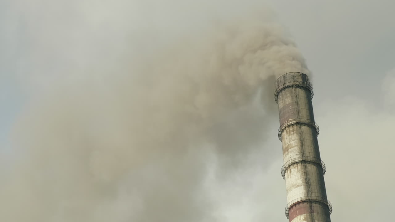 Vídeo Premium - Una tubería de una planta química que arroja un espeso ...